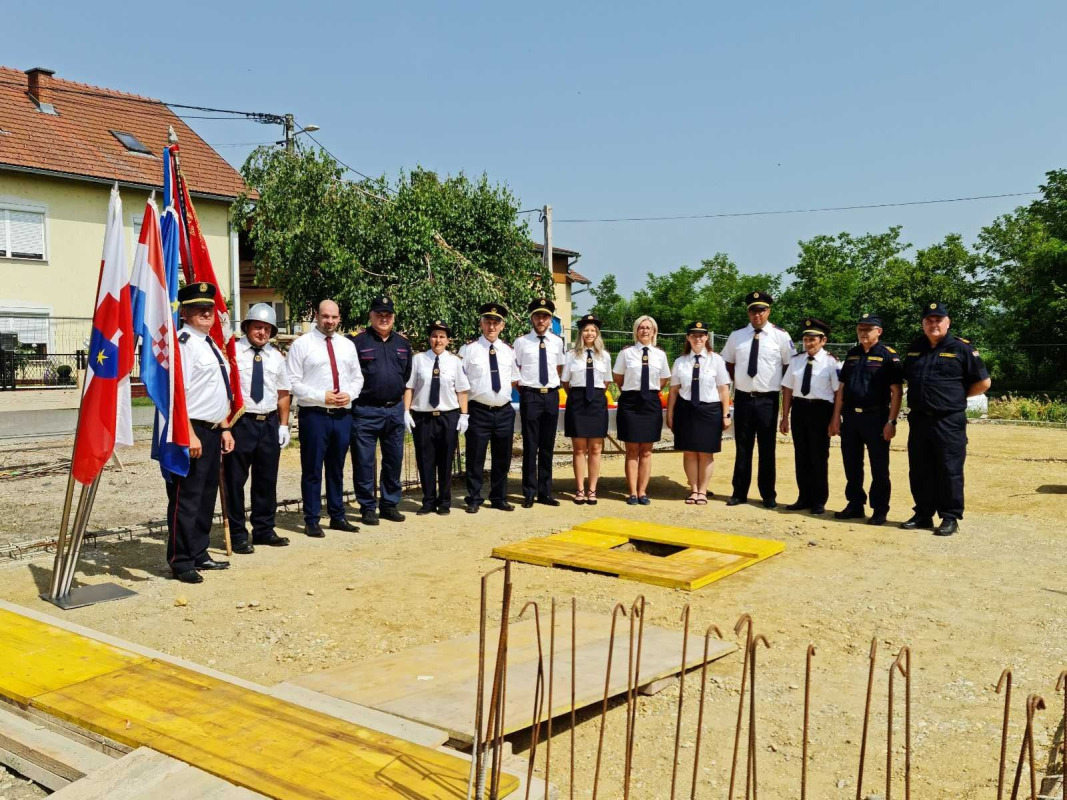 FOTO Svečano položen kamen temeljac za izgradnju novog Vatrogasnog doma ... FOTO Svečano položen kamen temeljac za izgradnju novog Vatrogasnog doma ...