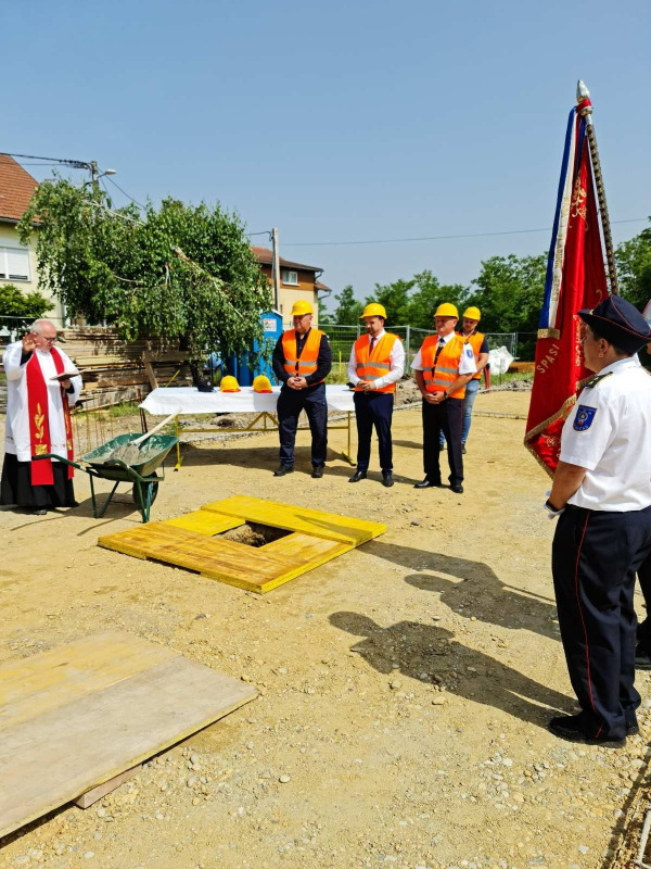 FOTO Svečano položen kamen temeljac za izgradnju novog Vatrogasnog doma ... FOTO Svečano položen kamen temeljac za izgradnju novog Vatrogasnog doma ...