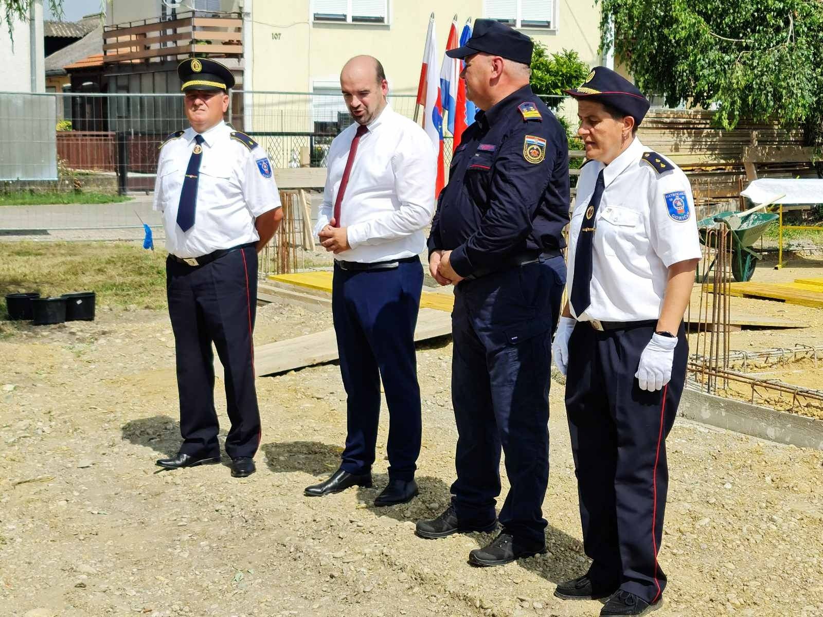 FOTO Svečano položen kamen temeljac za izgradnju novog Vatrogasnog doma ... FOTO Svečano položen kamen temeljac za izgradnju novog Vatrogasnog doma ...
